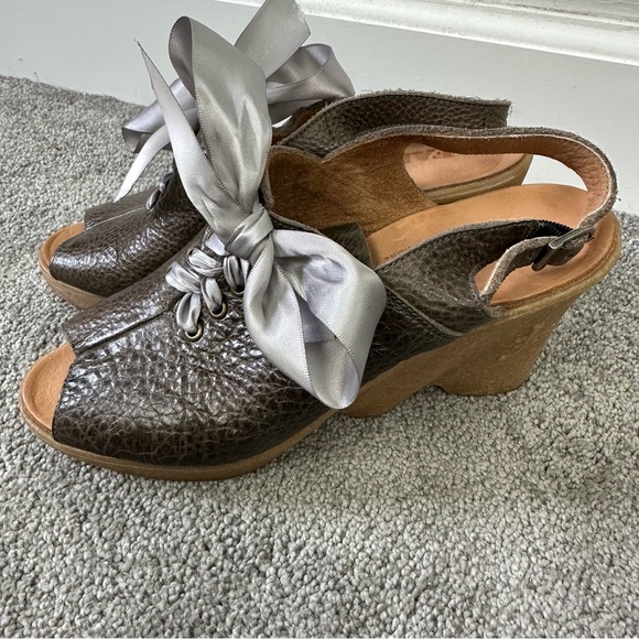 Famolare | Shoes | Famolare Hi Up Wavy Sole Leather Wedge Sandals ...